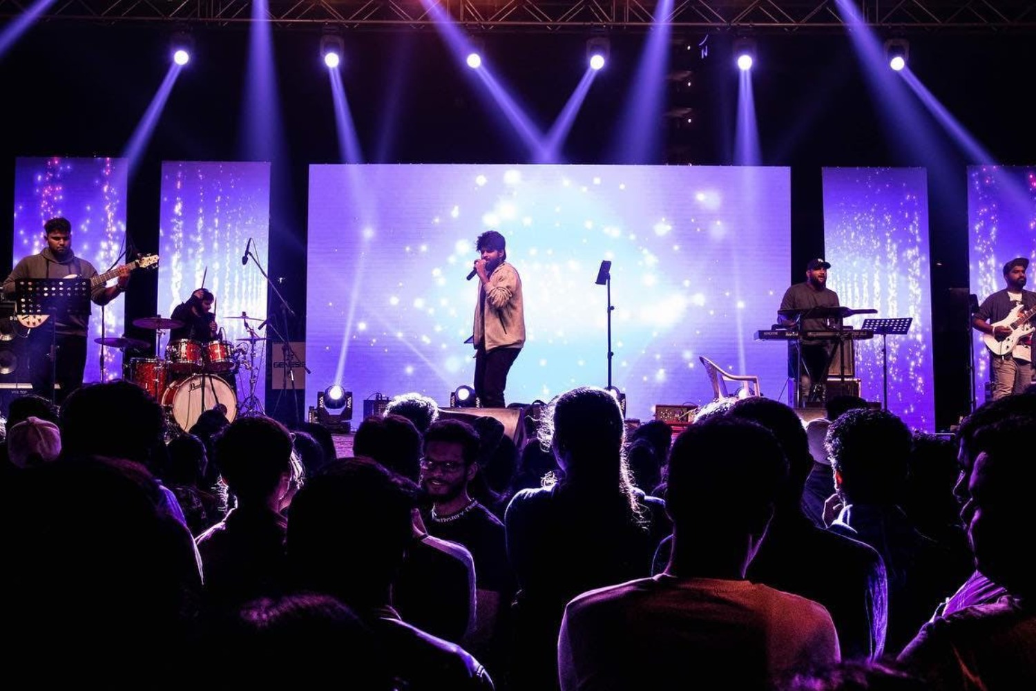 Setting the Stage: A Guide to Incorporating Live Music into Your ...